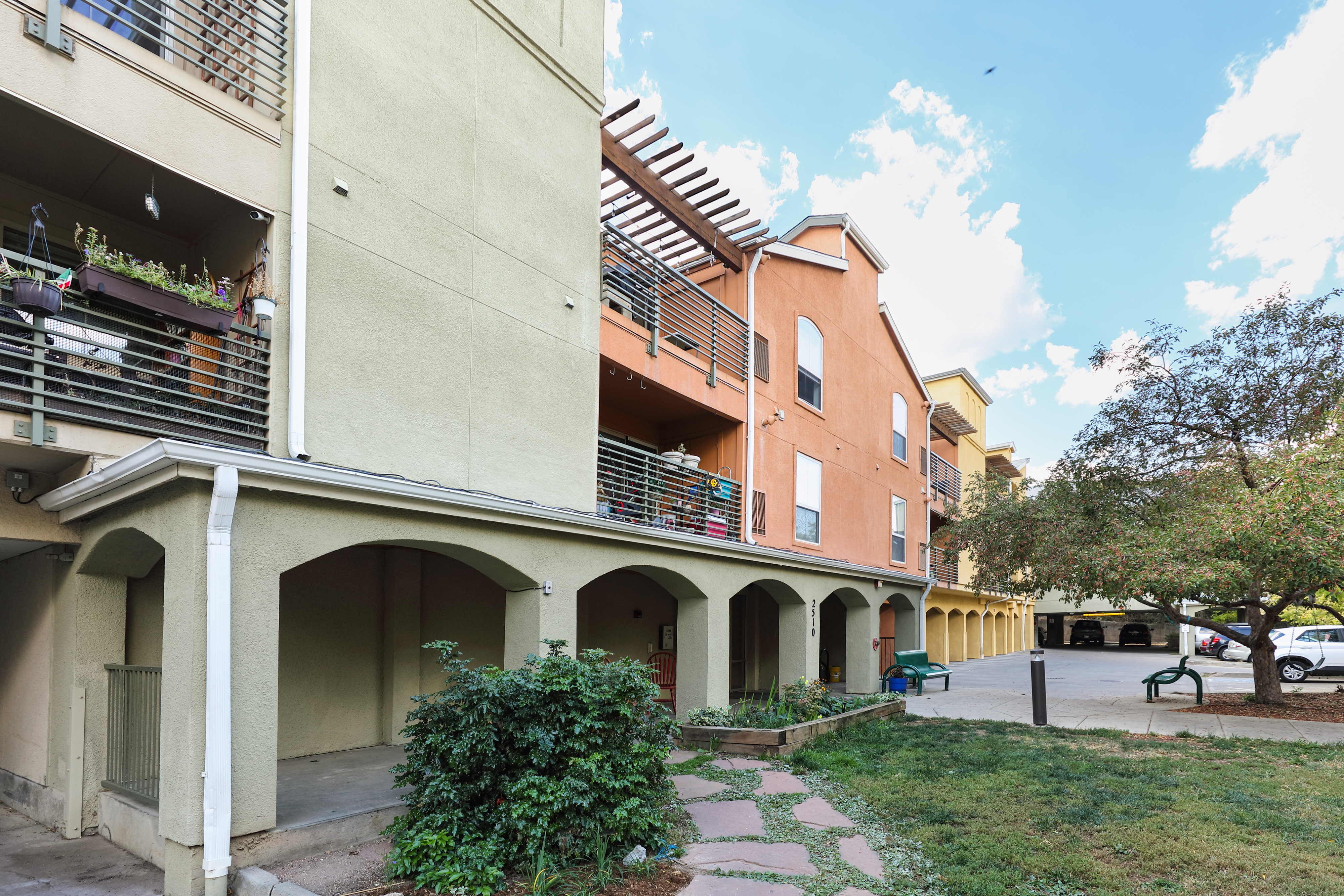 2510 Taft Drive #313 Front view of homes yard.jpg | City of Boulder